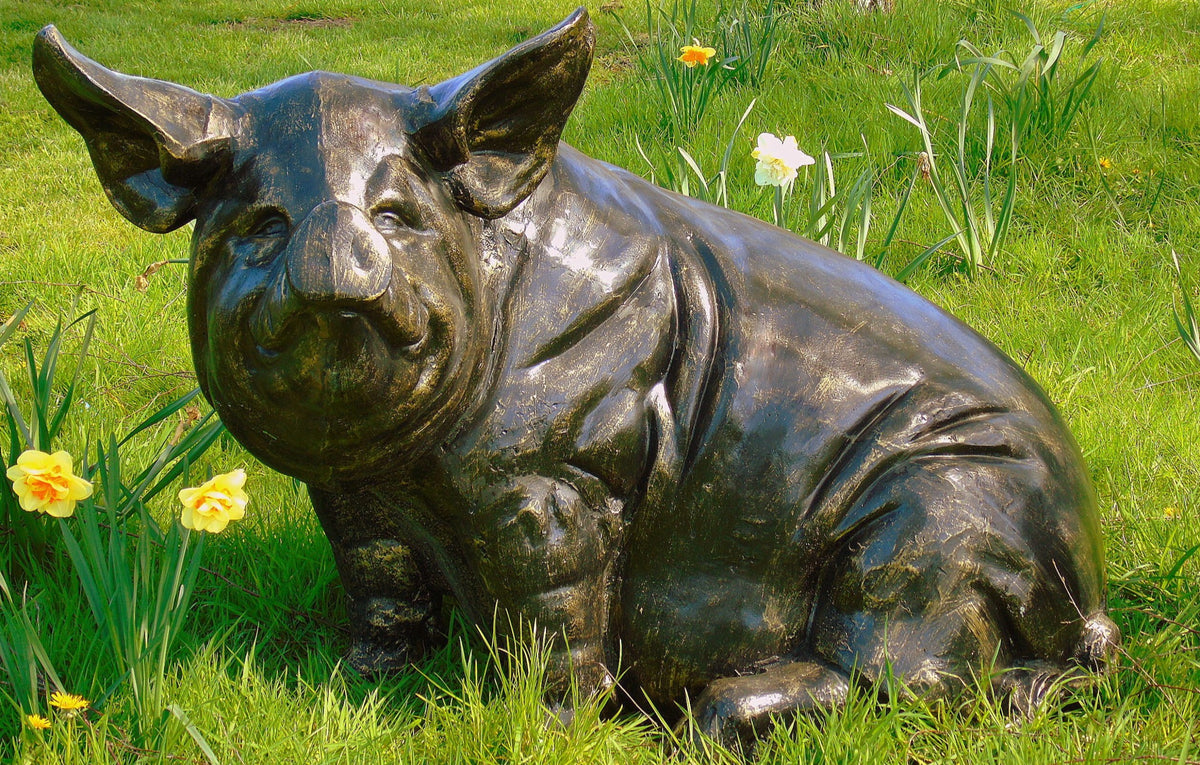 Sitting Pig – Smiths Garden Centre